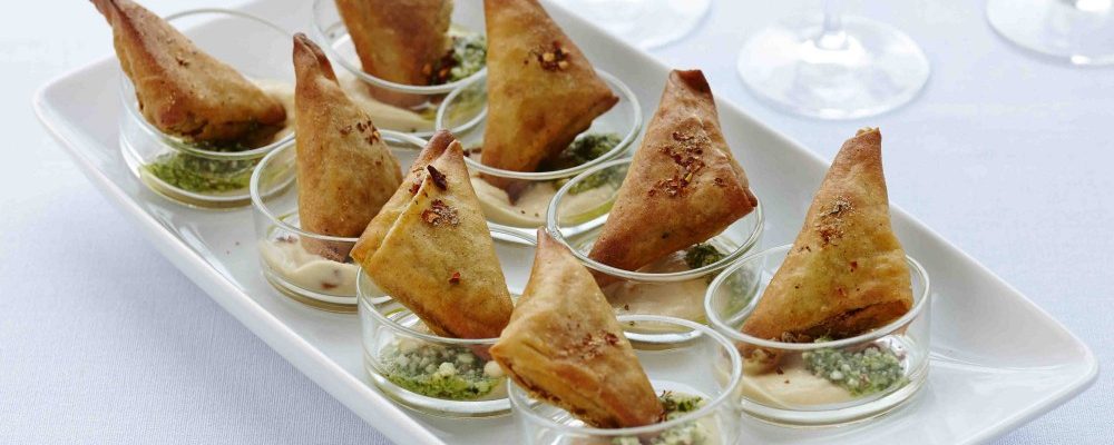 Chicken Tikka Samosa mit Hummus und Kräutersalsa - BestCon Food