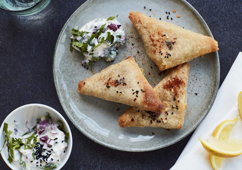 Mini Samosas mit Raita-Dip - BestCon Food