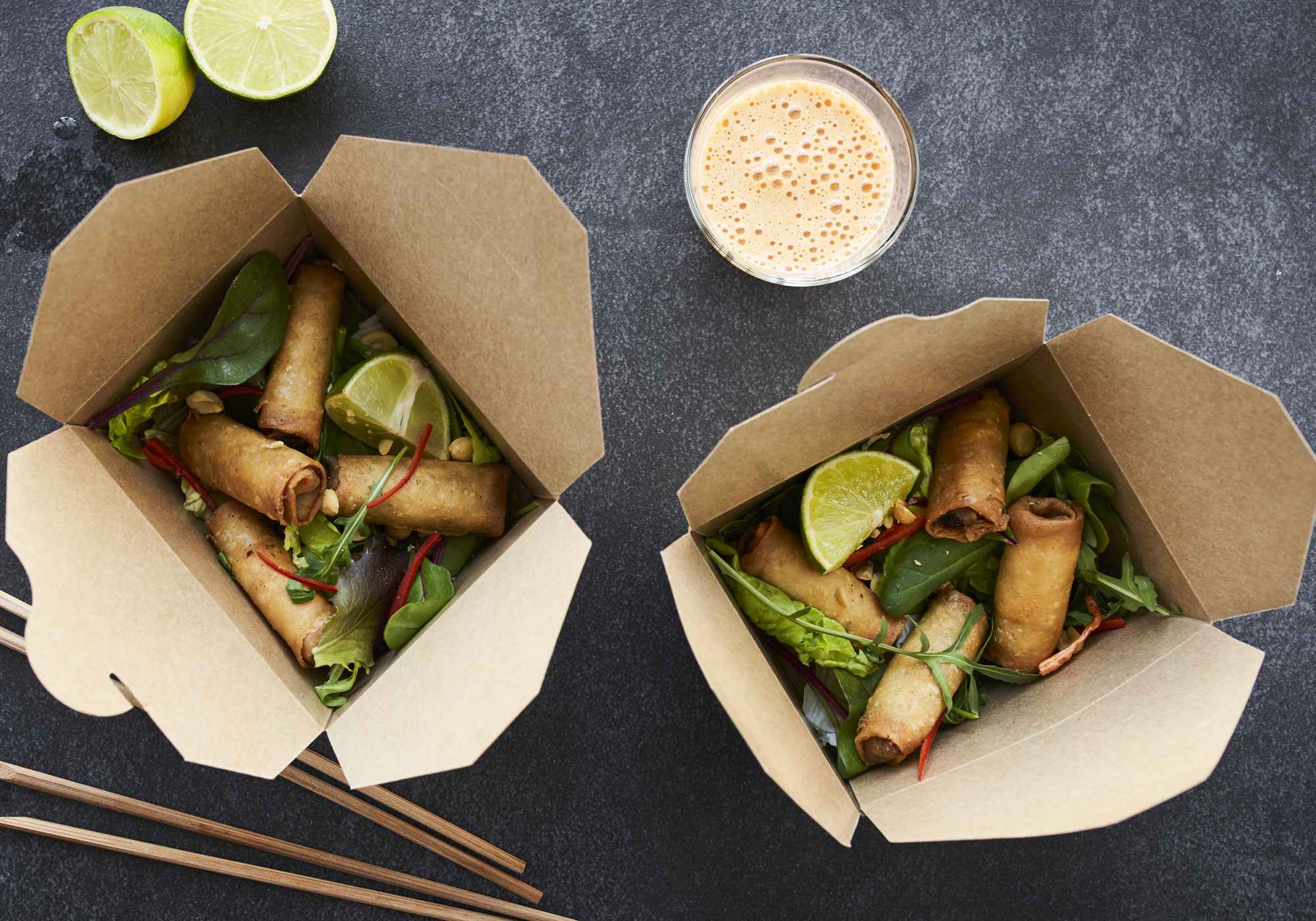 Knusprige Mini-Frühlingsrollen mit Salat und Nuss-Dip - BestCon Food